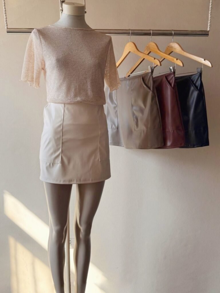 POLLERA CUERINA CON BOLSILLOS GRANDE · Click